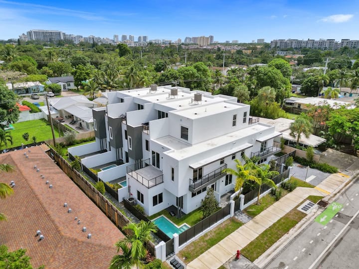 Luxe New Modern Home With Pool - Fort Lauderdale