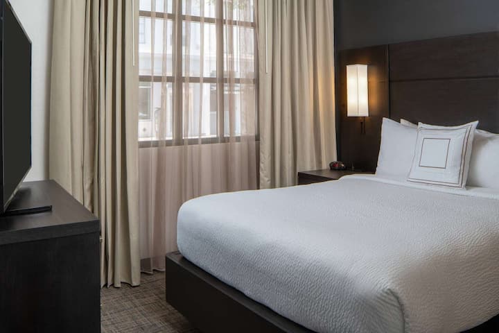 Two Modern 2br Suites W/ Breakfast, Onsite Pool! - New Orleans, LA