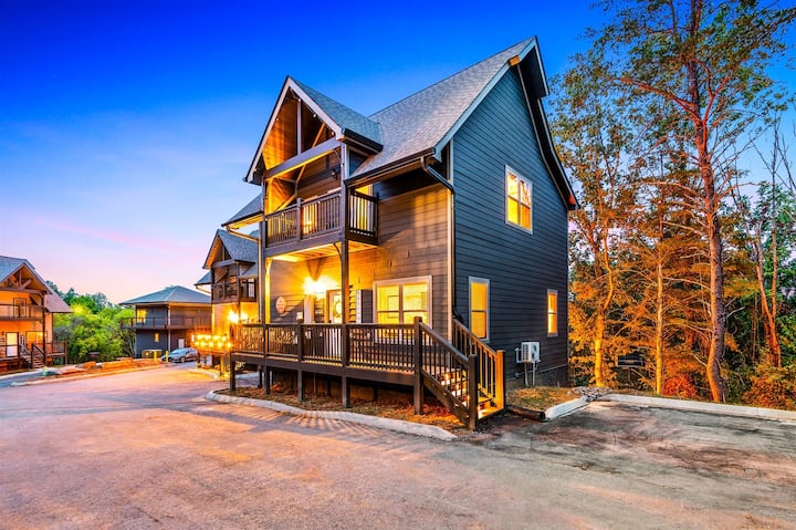 Sleeps 12! • Rare Private Pool • Dollywood 5 Mins - Sevierville