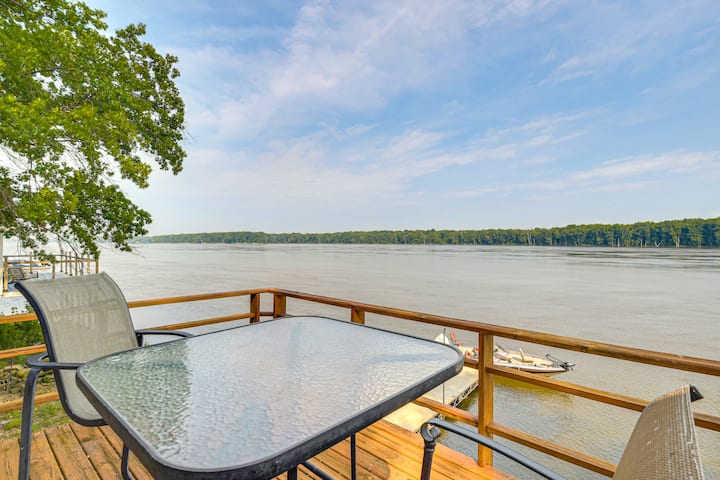 Scenic Views & Yard: Mississippi River Retreat! - Clinton, IA