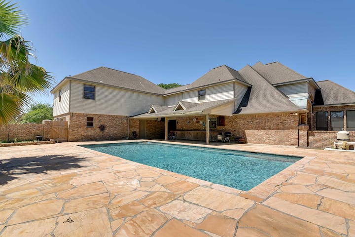 Expansive Home W/ Pool Table ~ 15 Mi To Galveston! - Texas City, TX