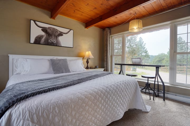 King Bed W/ Views, Sunrise Cabin, Highland Meadows - Hot Springs, SD