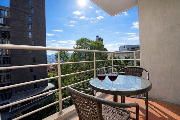 The Poblado Retreat: 1br, 2 Beds, Ideal Location - Medellín, Colombia