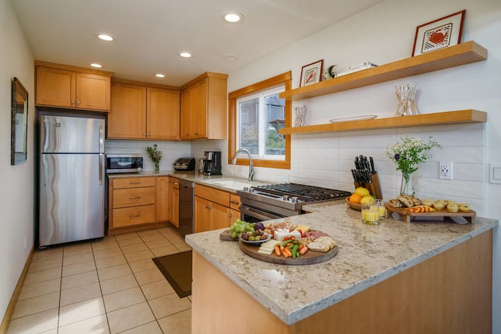 Oceanfront, Large Deck, Private Beach Access - Arch Cape, OR