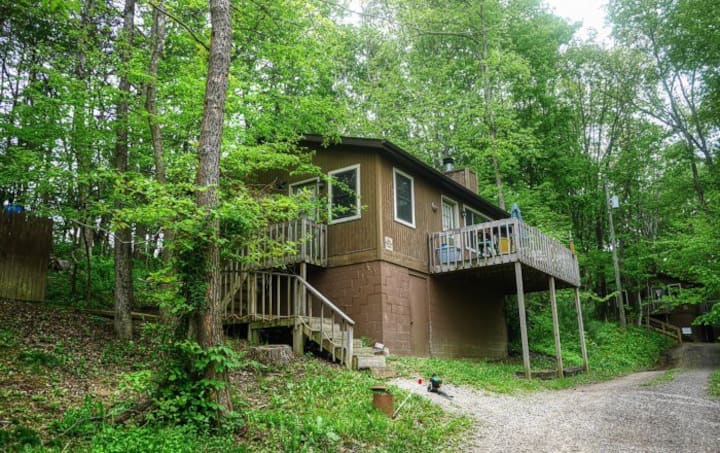 Four Seasons Cabin Rentals - Dogwood - Logan, OH