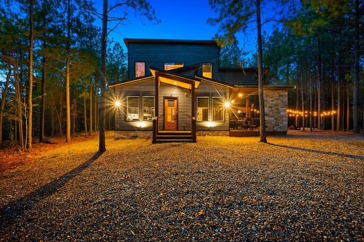 Chic Cabin: Hot Tub, 2 King En-suites & Fireplaces - United States