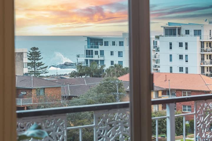 The Loft – Ocean Views & Elegant Beachside Living - Wollongong