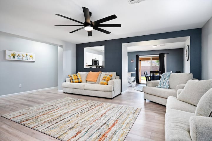 The Sunflower House Pet Friendly - Surprise, AZ