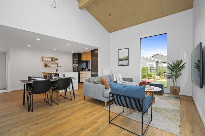 The Sanctuary | Executive Townhouse With Spa Pool - Rotorua