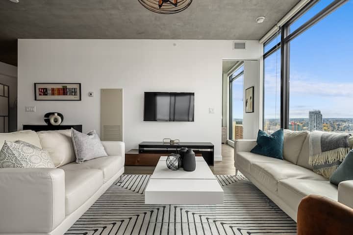 Modern Comfort With Views, Parking, Office & Ac - Canada