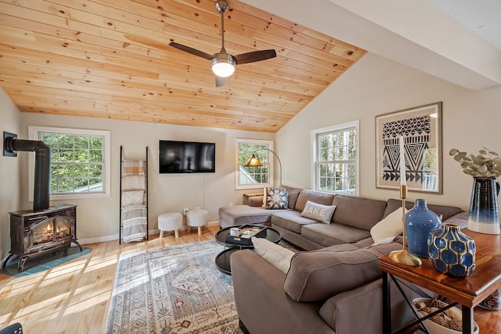 Cozy Mountain Retreat: Fireplace, Deck, Near Lakes - Gilford, NH