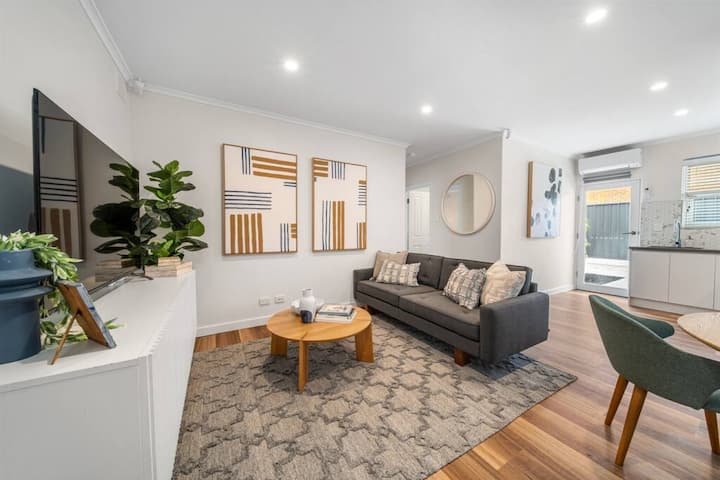 One Tea House—contemporary Cityside Comfort - Adelaide