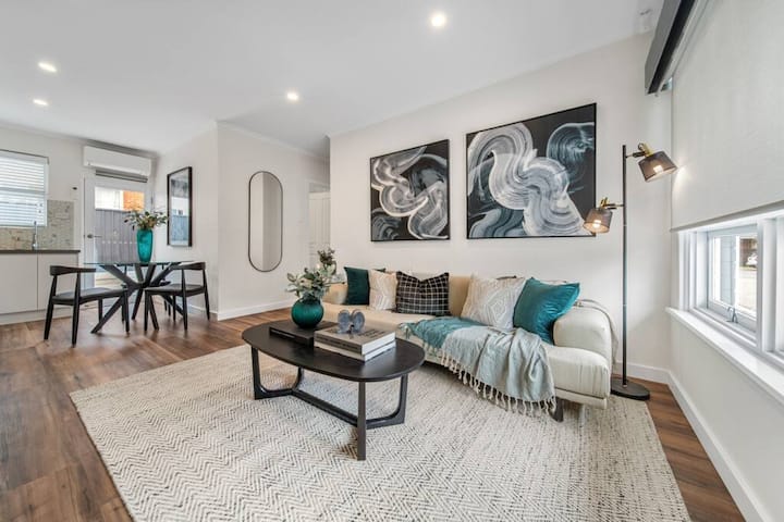 Two Tea House—contemporary Courtyard Comfort - Adelaide