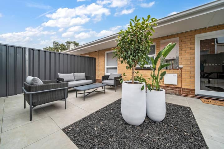 Two Tea House—contemporary Courtyard Comfort - Adelaide