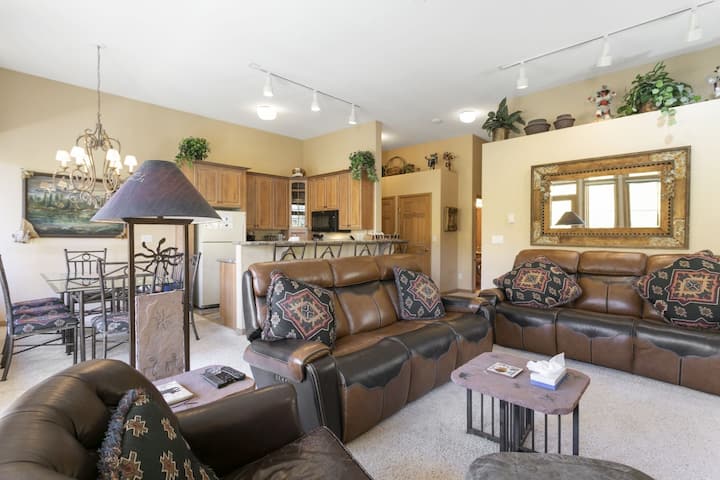 Cozy Condo, Mountain Views, Hot Tub, Walk To Lifts - Vail, CO