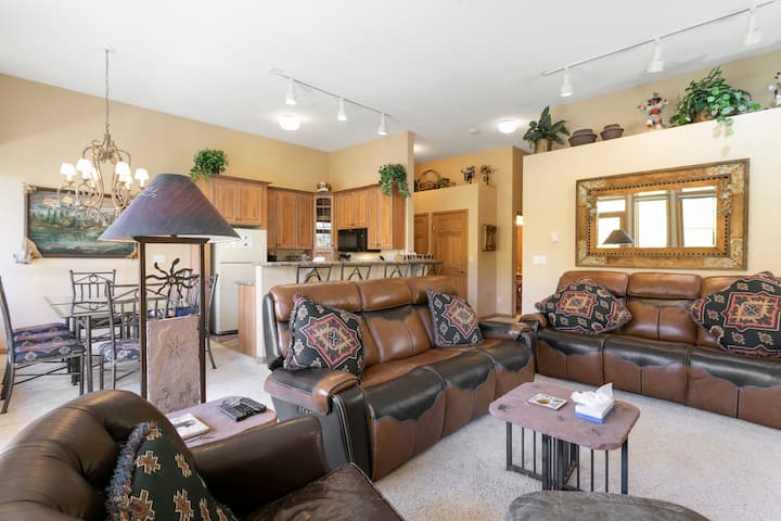 Cozy Condo, Mountain Views, Hot Tub, Walk To Lifts - Vail, CO