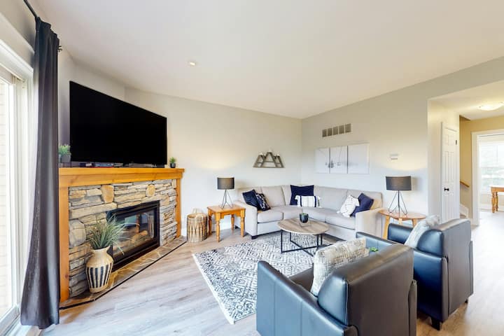 3br Dog-friendly Mountain Condo W/ Pool, Fireplace - Collingwood