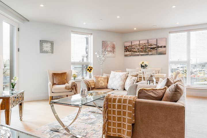 Harbours Edge - With Front-line Harbour Views - Wareham, UK