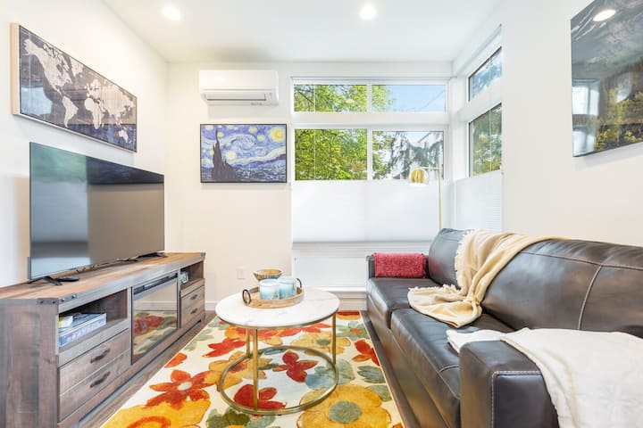 Stylish Seattle Retreat • Mountain Views • Parking - Shoreline, WA