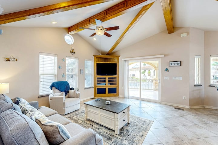 2br Single-level Waterfront Retreat With A Patio - Port Isabel, TX