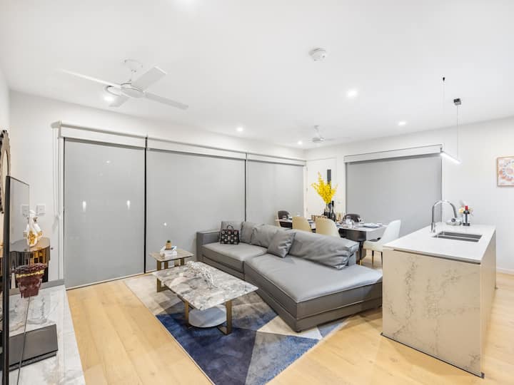 Conveniently Located Luxe 4br Townhouse @Sunnybank - Springwood