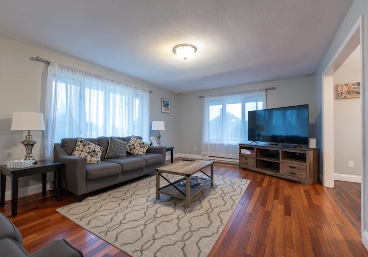 Open Concept Eastward Look Home With Central Ac! - Narragansett, RI