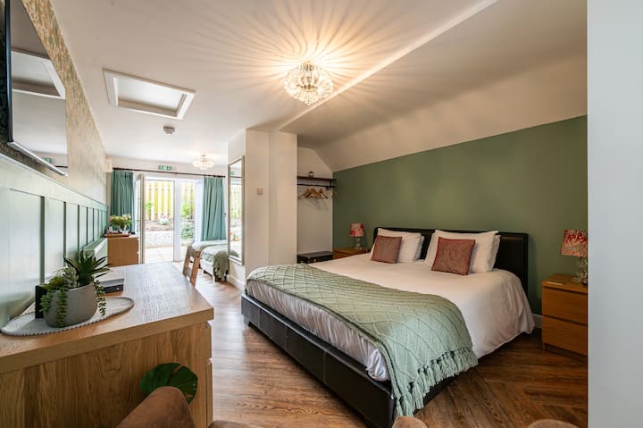 Deluxe Family Room @ Stonehenge Courtyard - Wiltshire