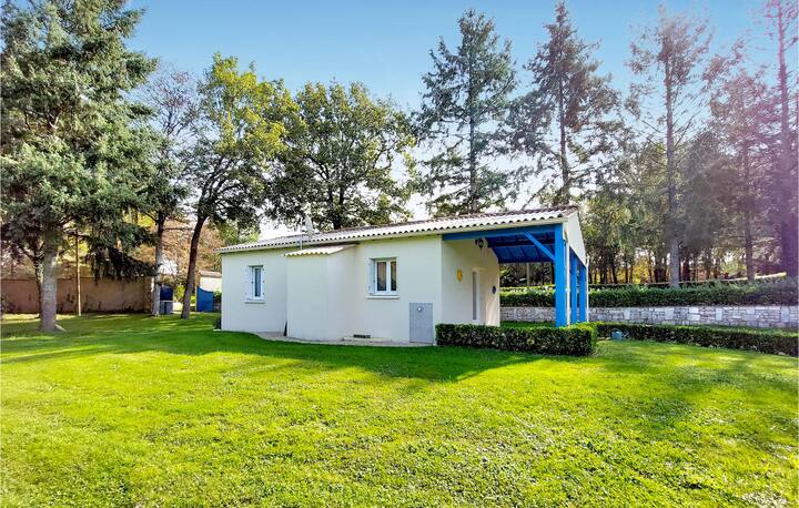 Beautiful Home In Souvigne With Wifi - Saint-Maixent-l'École