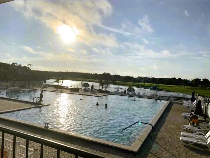 Stunning Ventura Condo With Golf &Pool - Orlando
