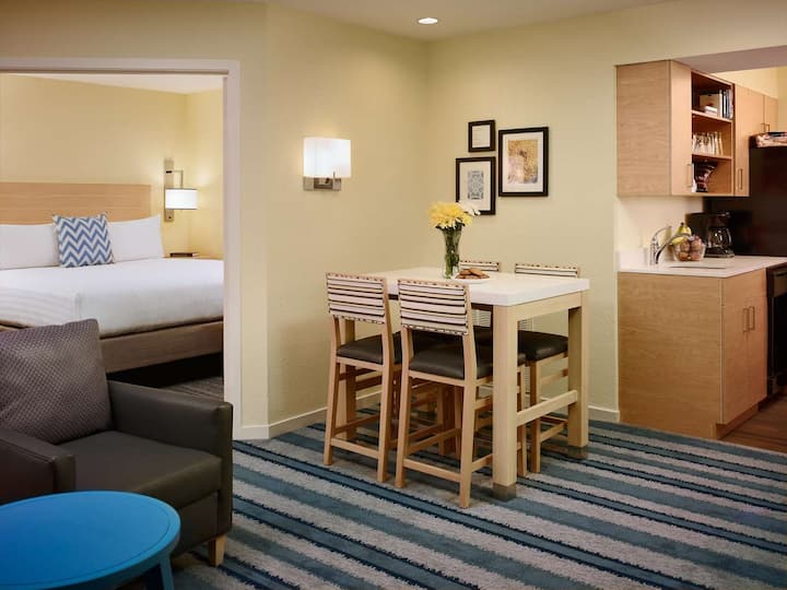 Great Amenities! Onsite Pool, Free Breakfast! - Schaumburg, IL