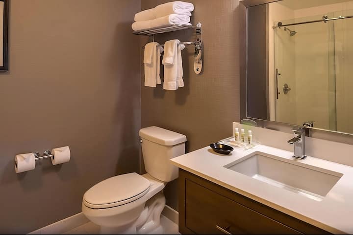 Hassle-free Stay W/ Complimentary Airport Shuttle! - Chicago