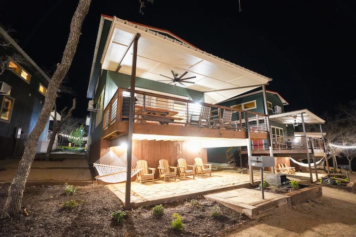 New Modern Lux Cabin, Hot Tub, Firepit, Games - Runaway Bay, TX