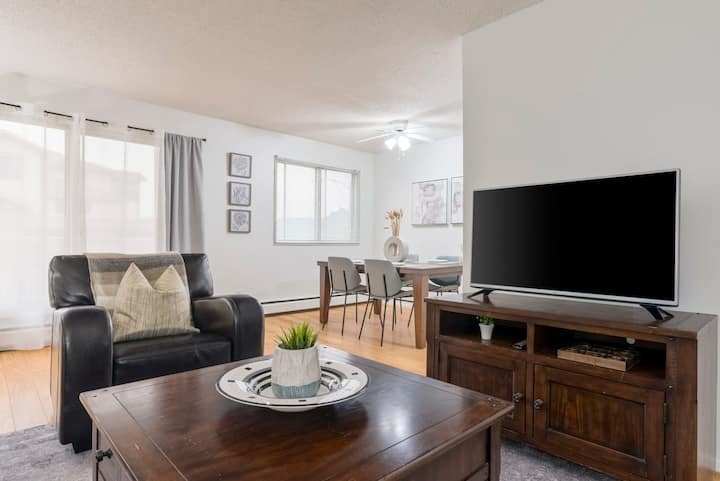Cozy 2br | W/ Balcony & Parking | Near Nlrhc - Fort McMurray