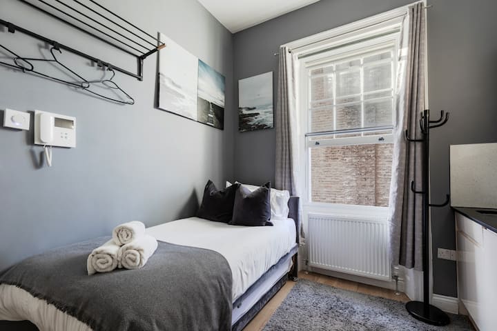 Refurbished Twin Room Baker St Central London G6 - South Kensington - London