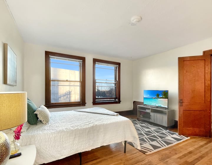 1 Bed Apt On Grand - Walk To 3 Breweries! - Des Moines, IA