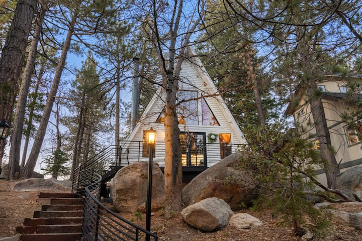 Cozy A-frame Chalet • A/c • Pet Friendly • Hot Tub - Green Valley Lake, CA