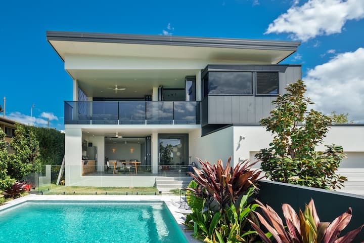 Moffat Beach Modern Oasis With Pool - Caloundra