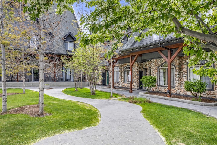 Enticing Mountain Chalet With Pool & Hot Tub - Canmore