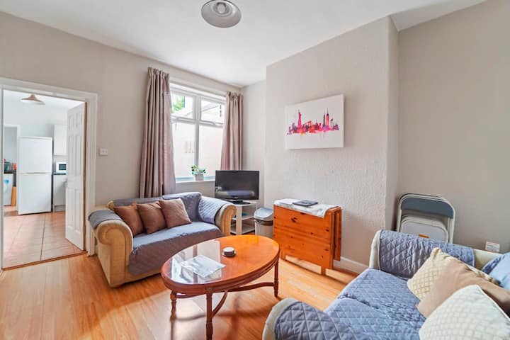 4 Bed Homely Retreat - Wv1 - Wolverhampton