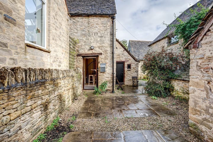 The Dovecote: Cosy Historic Studio In Woodstock - Witney