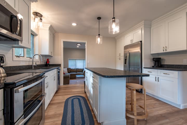 Clean & Welcoming Narragansett Home! - Narragansett, RI