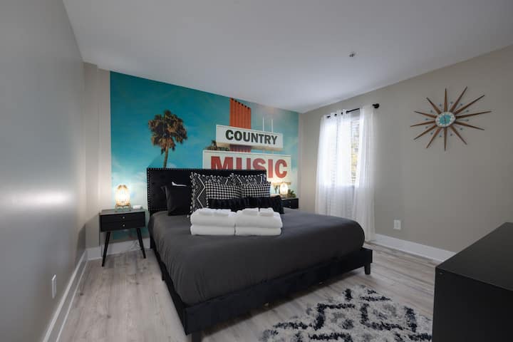 Pinnacle Retreat – Sleeps 4, 4 Min Broadway-bars - Belmont University, Nashville