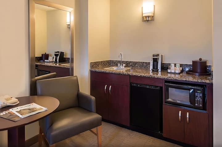 Convenience & Comfort! W/ Airport Shuttle Service - Chicago, IL
