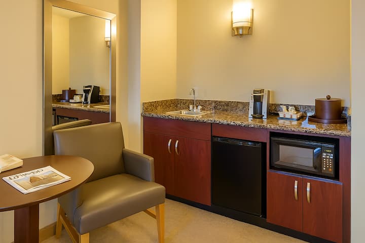 Convenience & Comfort! W/ Airport Shuttle Service - Chicago