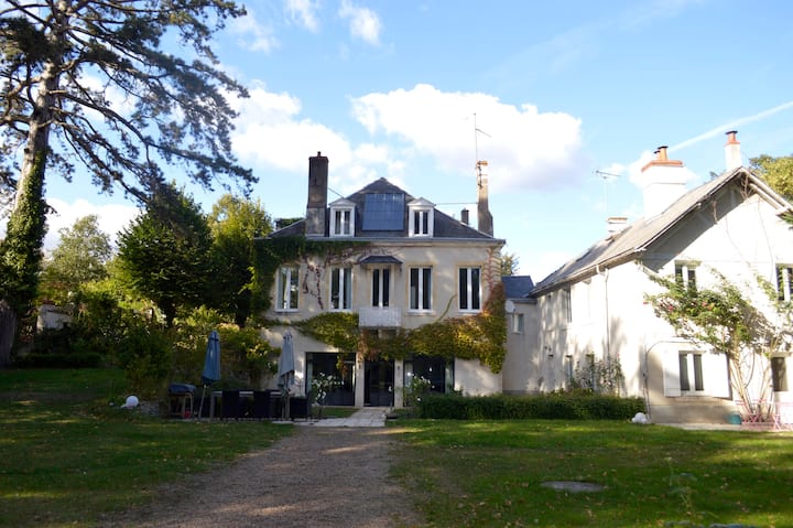 Maison L'amérique Welcome You To One Of Their Room - Orléans
