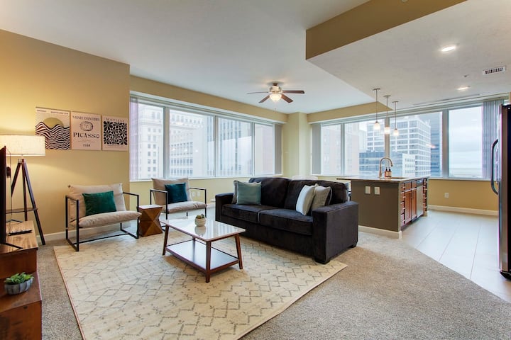 Corner Apartment | Downtown | Free Parking - Cleveland