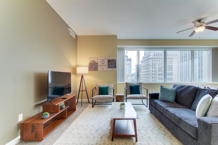 Corner Apartment | Downtown | Free Parking - Cleveland, OH