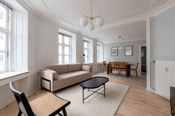 Spacious Tivoli Gardens Apartment W/3 Bedrooms - Copenhague