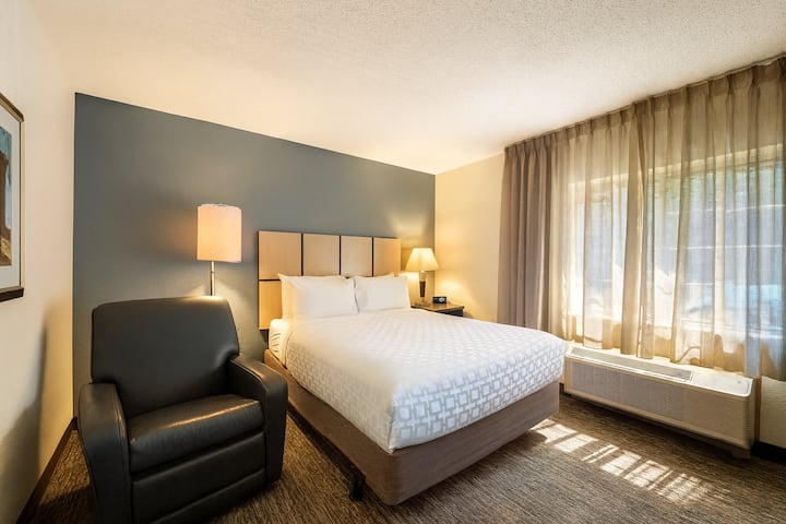 Two Modern And Pet-friendly Units, Full Kitchen! - Chicago