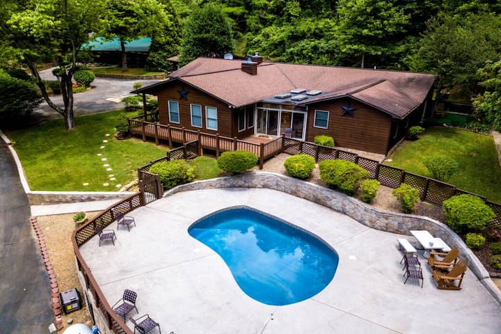 *Ultimate Pet-friendly Retreat! 4 Houses + - Gatlinburg, TN